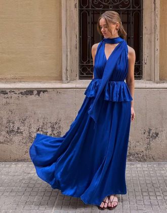 NA-KD Kristine Bennigsen - Maxikleid in Kobaltblau mit tiefem Ausschnitt und Schaldetail