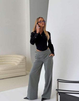 Princess Polly Jinny Anzughose mit Schnallendetail und weitem Bein in grauem Nadelstreifen