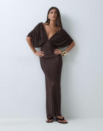 Asos robe longue pliss&eacute;e &agrave; d&eacute;collet&eacute; plongeant et manches chauve-souris couleur chocolat-Noir