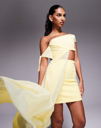 Asos Robe courte à découpe et épaules dénudées avec drapé en tulle - Jaune