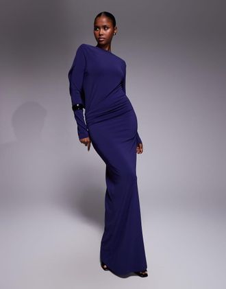 Mango featuring Kaia Gerber - Lang&auml;rmliges Maxikleid in Marineblau mit drapiertem R&uuml;cken