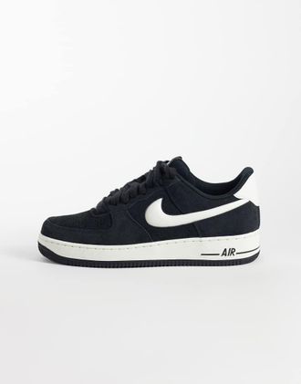Nike Air Force 1 LV8 baskets &agrave; grosses lacets en daim noir
