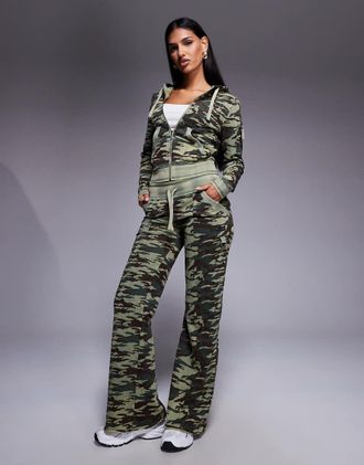 Juicy Couture Harrisburg - Ausgestellte Jogginghose in Gr&uuml;n mit Military-Muster, Kombiteil