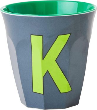 Rice Dunkelgraues Melaminglas mit Buchstabe K