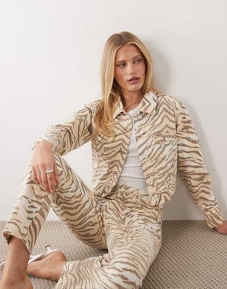 Good American Essential - Veste courte en jean densemble &agrave; imprim&eacute; tigr&eacute; - Marron