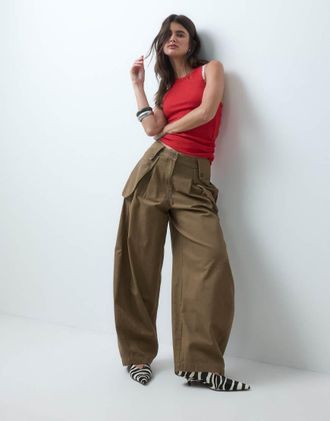 Asos pantalon cargo avec d&eacute;tail de poche lat&eacute;rale en tan-Neutre