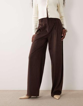 Vila pantalon large pliss&eacute; ajust&eacute; en faux su&egrave;de coordonn&eacute; marron chocolat