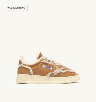 Autry SNEAKERS MEDALIST MUTTON AUS WILDLEDER IN COGNAC UND SHEARLING IN IVORY