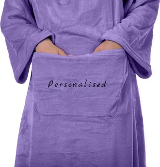 Decoking Kuscheldecke mit Namen Personalisiert mit Ärmeln Geschenke für Frauen und Männer 150x180 cm Lila Ärmeldecke Microfaser TV Decke Lazy