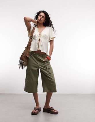 Reclaimed Vintage Top en satin avec liens devant et bords en dentelle - Cr&egrave;me-Blanc