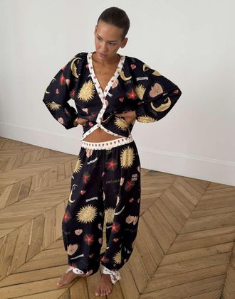 Never Fully Dressed Oberteil mit V-Ausschnitt und Knopfleiste sowie Pyjamahose mit mystischem Print-Multi