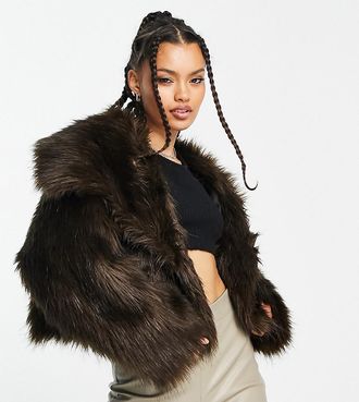 Asos Petite ASOS DESIGN Petite - Veste courte en fausse fourrure avec col - Marron