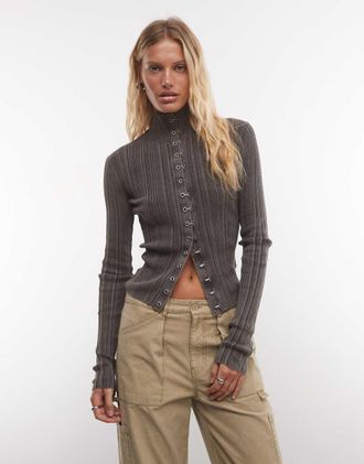 Weekday gilet ajust&eacute; &agrave; col montant c&ocirc;tel&eacute; avec d&eacute;tail &agrave; agrafes en gris fonc&eacute; d&eacute;lav&eacute;