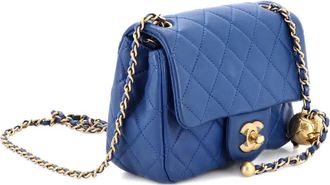 Chanel Pearl Crush Square Flap Bag Quilted Lambskin Mini crossbody bag - Blau