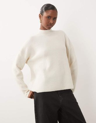 Aria Cove Strickpullover in Creme mit Rundhalsausschnitt und geripptem B&uuml;ndchen-Wei&szlig;