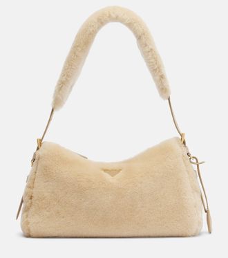 Prada Schultertasche Prada Aim&eacute;e Medium aus Shearling
