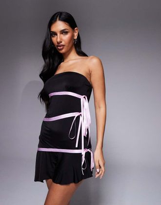 I.AM.GIA Arly - Robe bandeau courte et pr&egrave;s du corps avec ourlet asym&eacute;trique et d&eacute;tail ruban contrastant en satin - Noir et rose p&acirc;le