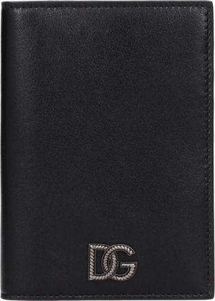 Dolce & Gabbana Sweet et Gabbana portant les papiers, homme &agrave; la peau noire