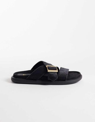 schuh Tear - Sandales plates effet poulain &agrave; brides crois&eacute;es et boucle - Noir