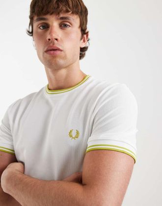 Fred Perry Tennis - Ringer-T-Shirt aus Performance-Stoff in Wei&szlig; mit Logo, Kombiteil