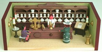 Rudolphs Schatzkiste Miniaturstube Apotheke mit Apothekerin BxHxT 11x4x6 cm NEU Seiffen Miniatur Stube K&auml;stchen Holz Dekoration Erzgebirge Holzkunst