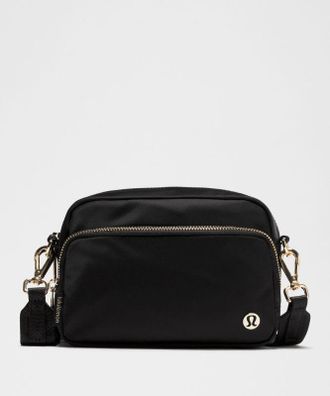 lululemon Everywhere Crossbody-Tasche 2 l Metallbeschl&auml;ge - Gr&ouml;&szlig;e 2 l in Black/Gold