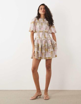 Vero Moda Robe courte &agrave; imprim&eacute; fleuri patchwork avec corsage fronc&eacute; et ourlet volant&eacute;-multicolore