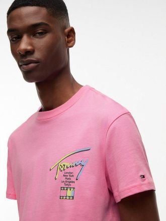 Tommy Jeans T-Shirt TJM REGULAR CITY SIGNATURE mit Tommy-Signatur-Logo auf dem R&uuml;cken