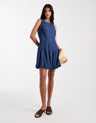 Pieces Mini-Jeanskleid in Mittelblau mit tiefer Taille und Ballonsaum