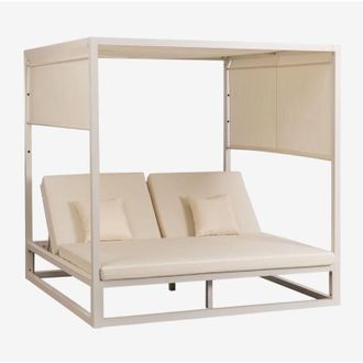 Sklum Liegendes balinesisches Bett aus Aluminium und Nasau-Stoff Gardenia Wei&szlig;