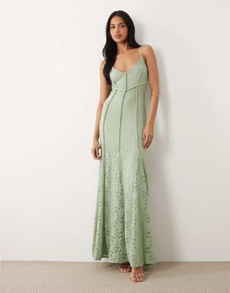 Asos Robe longue en dentelle avec surpiq&ucirc;res, bretelles fines et godets - Vert sauge