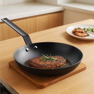 Navaris Po&ecirc;le en Fonte Naturelle - Po&ecirc;le &agrave; Frire &Oslash; 25 cm Antiadh&eacute;sif pour Induction Four Feu Cuisini&egrave;re Grill Barbecue - Poele Nitrur&eacute; Lavable au Lave-Vaissel