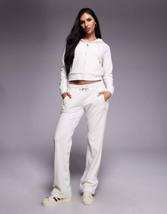 Juicy Couture Velours-Jogginghose in Wei&szlig; mit Strass-Logo und Kordelzug, Kombiteil