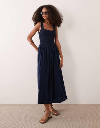Asos Robe mi-longue fronc&eacute;e en jean style ballerine &agrave; encolure d&eacute;gag&eacute;e-Bleu