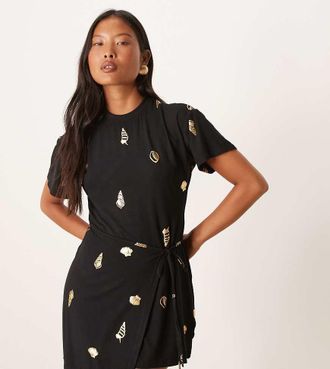 Never Fully Dressed Petite - Minikleid in Schwarz mit goldfarbenem Muschelmuster