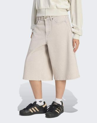 adidas Originals Mid-Rise Denim-Shorts in Clear Grey Denim-Grau