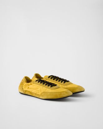 Prada Elastische Collapse Sneaker aus Re-Nylon und Wildleder
