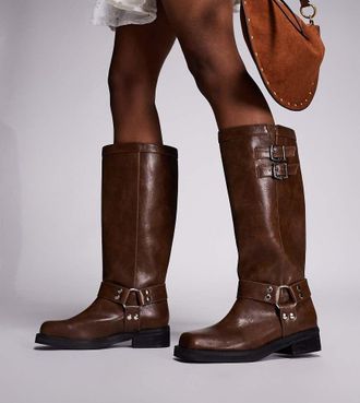 Public Desire Sirus - Kniehohe Stiefel in Hellbraun mit flachem Riemen, weite Passform