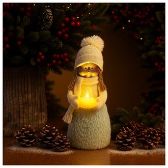 Com-Four Weihnachtsdeko Mädchen mit Kerze - Weihnachtsfigur stehend - Dekofigur zu Weihnachten - Standfigur mit flackerndem LED-Licht (Größe 1 - Mädchen blau)