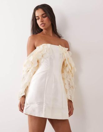 Asos robe courte structur&eacute;e en satin &agrave; manches disque, cr&egrave;me-Blanc
