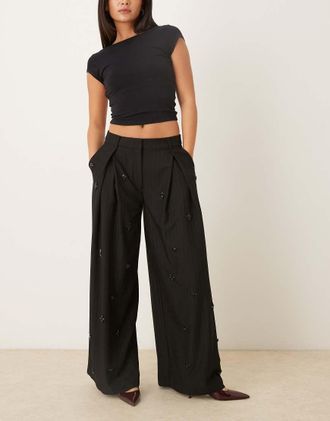 Asos Pantalon taille basse ajust&eacute; avec ornements et fines rayures - Noir