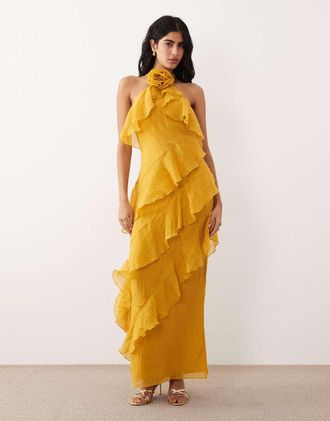 Pretty Lavish Asymmetrisches, gestuftes Neckholder-Maxikleid in Ockergelb mit R&uuml;schen und Ansteckblumendetail