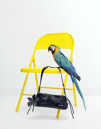 Desigual Mittelgro&szlig;e Tasche aus Kunstleder in Schwarz mit Anh&auml;nger