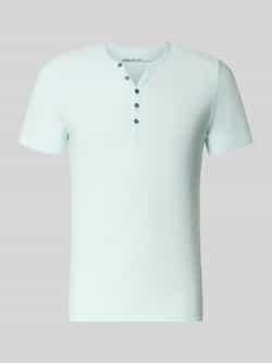 Mc Neal T-Shirt mit V-Ausschnitt und Knopfleiste