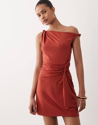 SNDYS Robe courte &agrave; &eacute;paules asym&eacute;triques avec d&eacute;tail torsad&eacute; &agrave; la taille - Ambre-Rouge