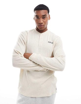 Polo Ralph Lauren T-shirt confort &agrave; manches longues et col boutonn&eacute; en tissu gaufr&eacute; - Beige-Blanc