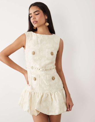 Asos Robe courte ajust&eacute;e en jacquard avec ceinture et ourlet &agrave; basque - Cr&egrave;me-Blanc