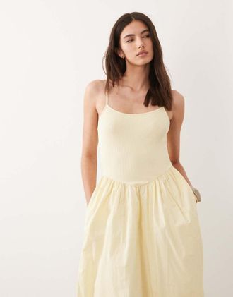 Nobody's Child Madelyn - Robe caraco mi-longue avec corsage nervur&eacute; et jupe fronc&eacute;e - Jaune