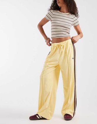 adidas Originals Trainingshose aus Frottee in Gelb