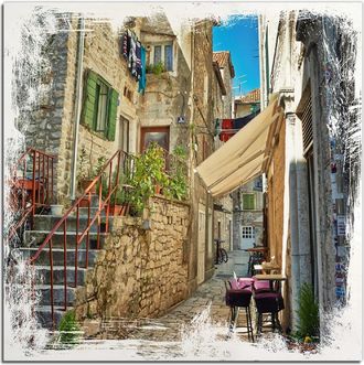 Wallario Wandbild aus Holz Romantische Gasse in Kroatien Mitten in der Stadt - 40 x 40 cm in Premium-Qualität: Brillante Farben